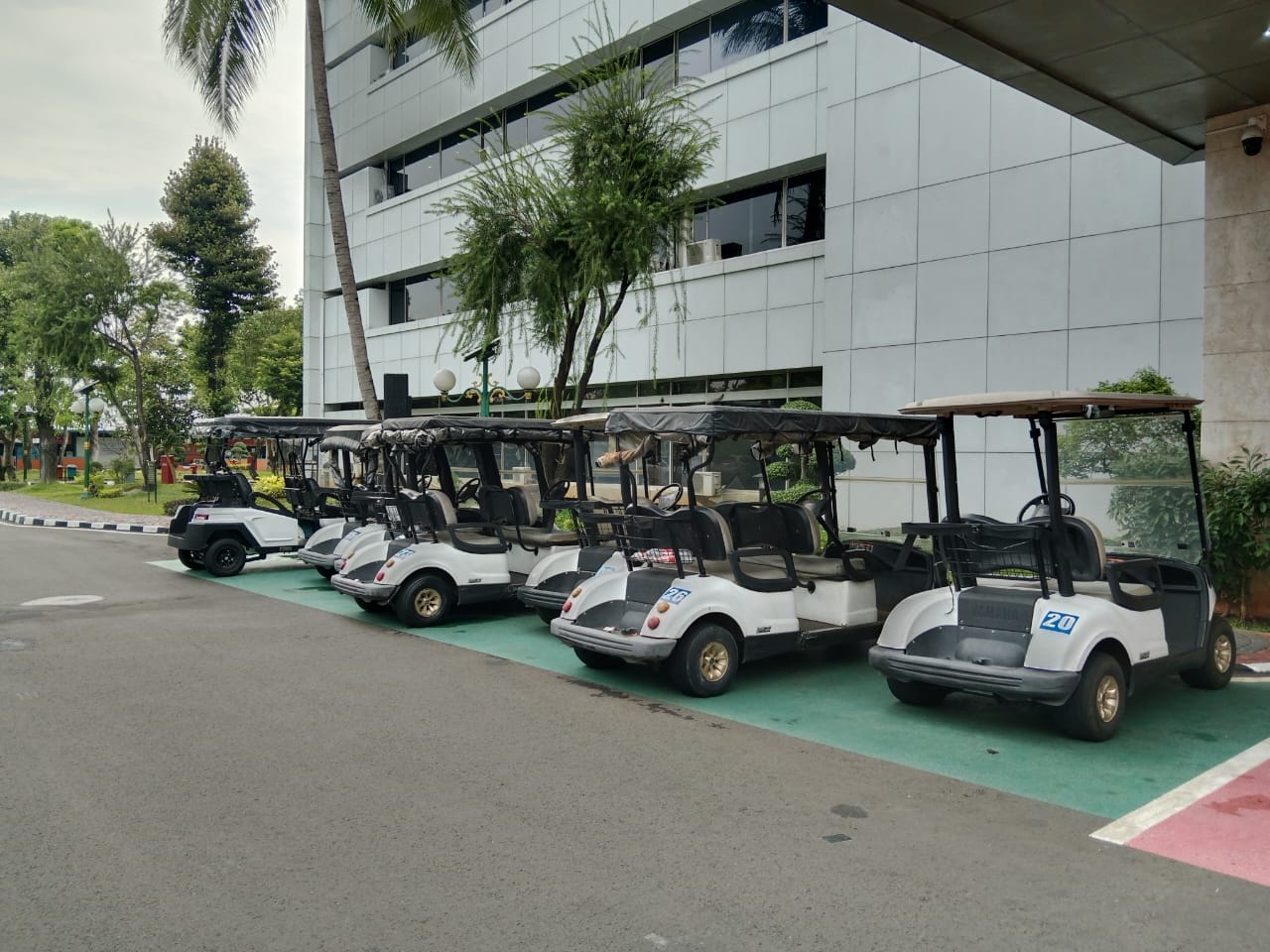 KEADILAN — Penampakan Mobil Golf Setjen DPR RI Yang Akan Diganti