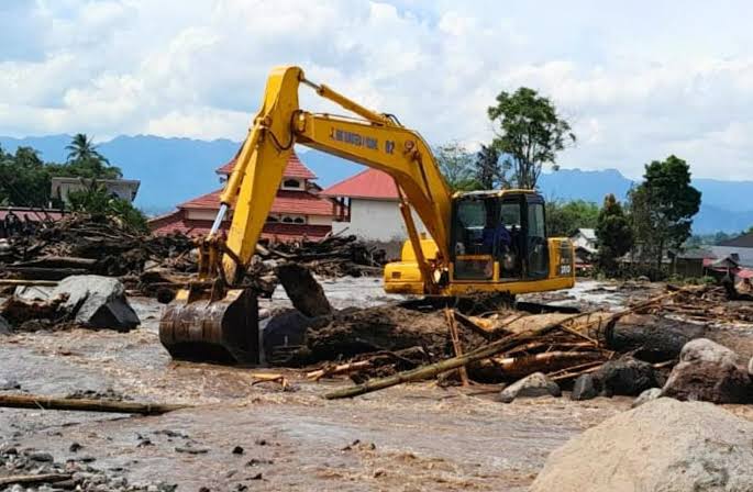 KEADILAN — Banjir Bandang Sumbar Bencana Nasional PUPR Kerahkan Alat Berat